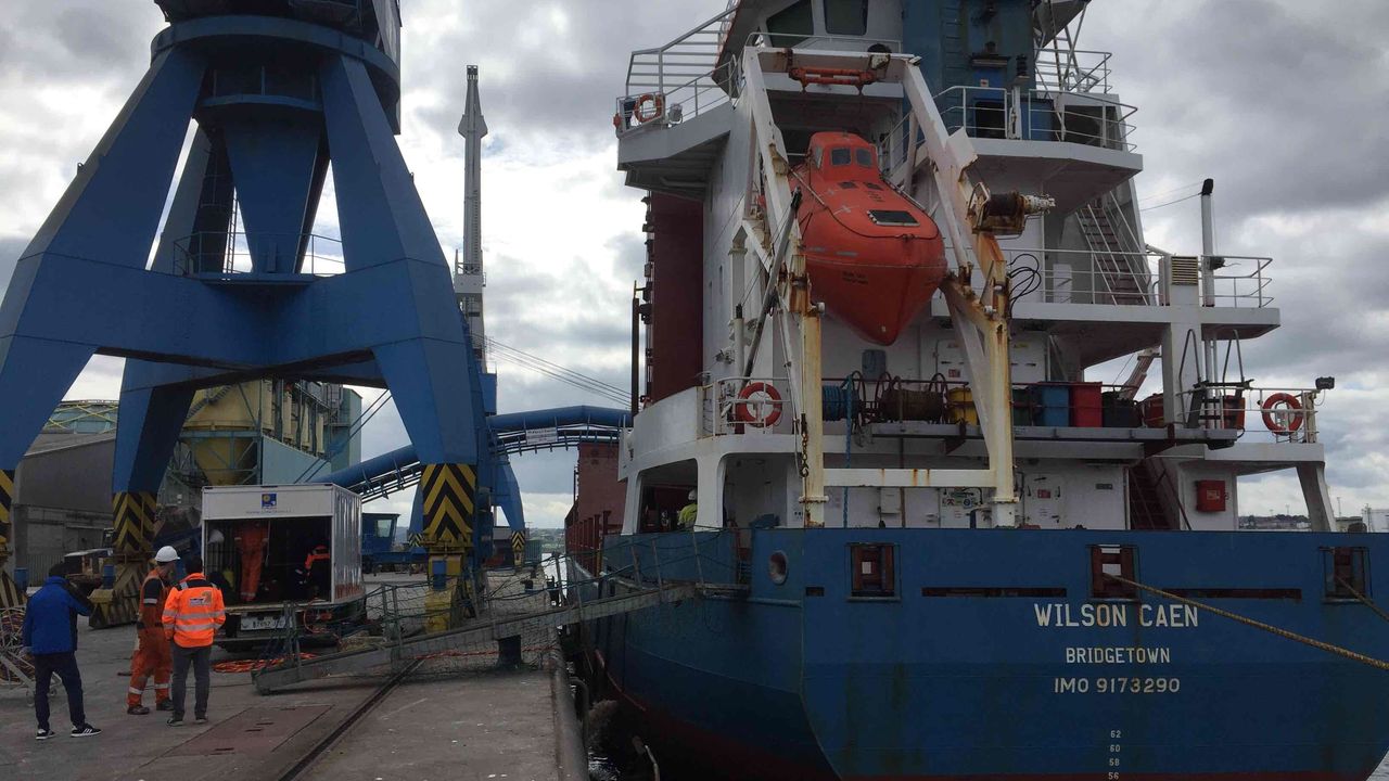 Revisan a flote la obra viva de un buque de 100 metros de eslora en el ...