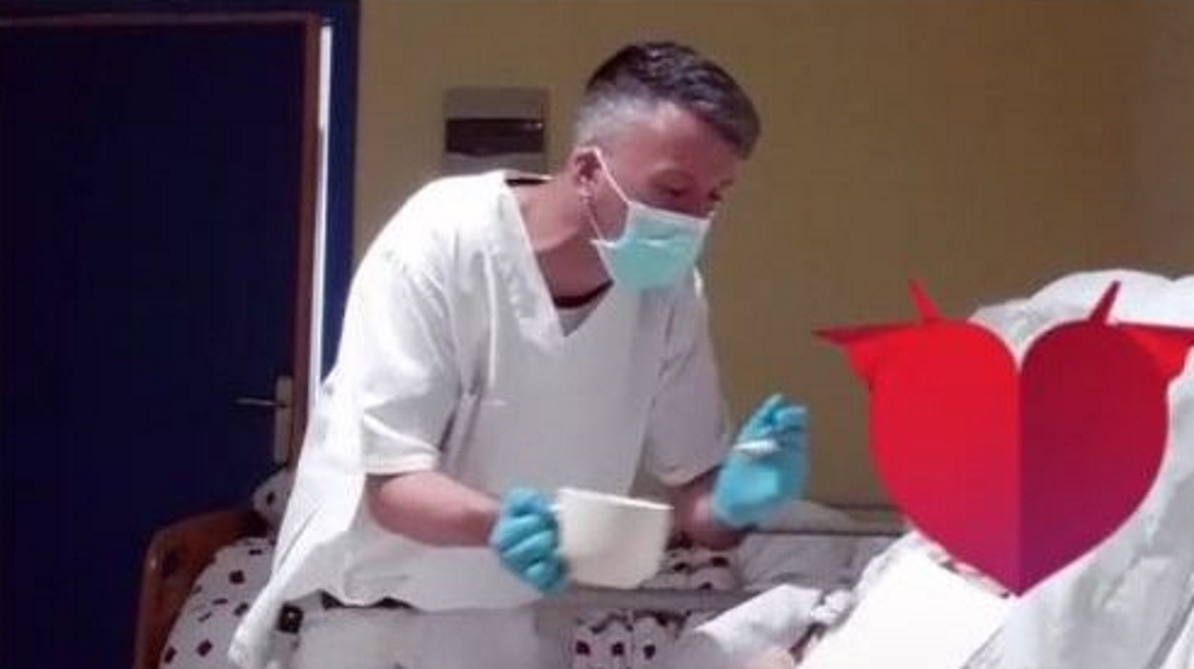 El auxiliar de enfermería que arrasa en Tik Tok cantándole a los ...