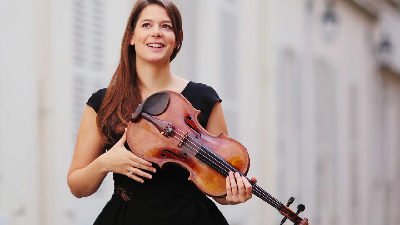 La solista de viola gala Marie Chilemme actúa con la Orquesta V430