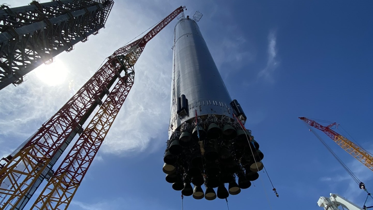 Space X moviliza el cohete más grande de la historia