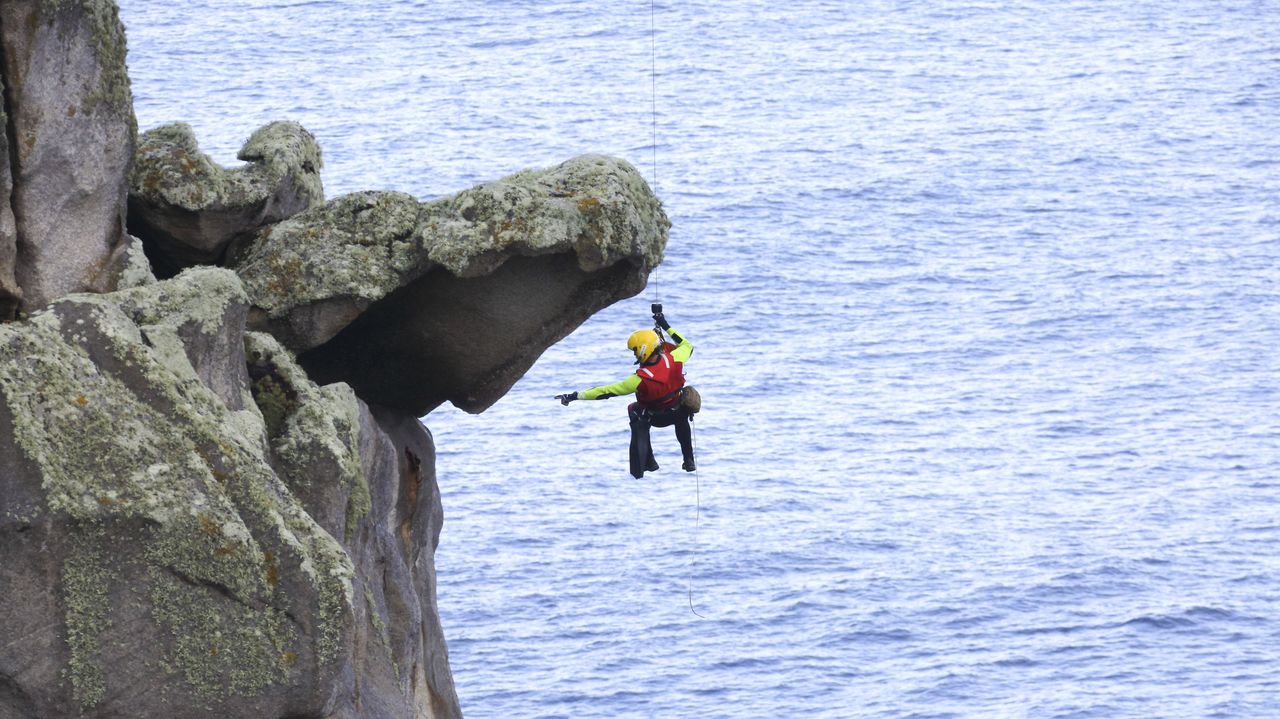 Muere un hombre que cayó por unos acantilados y se clavó un arpón de ...