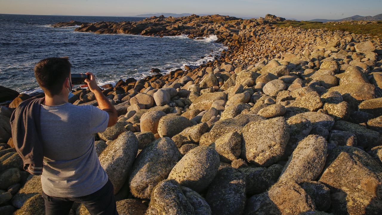 Ribeira esconde una de las playas de rocas más cambiantes del mundo