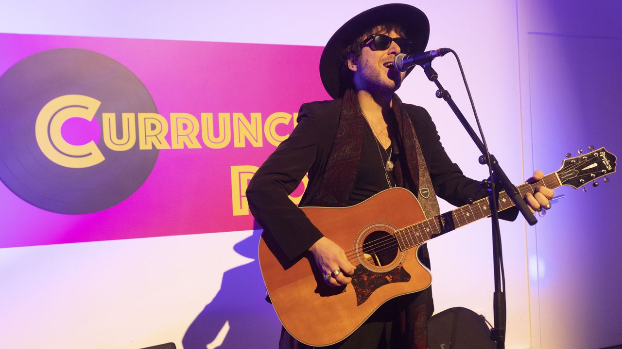 Lleno en la biblioteca Rego da Balsa para ver a Jamie Perrett