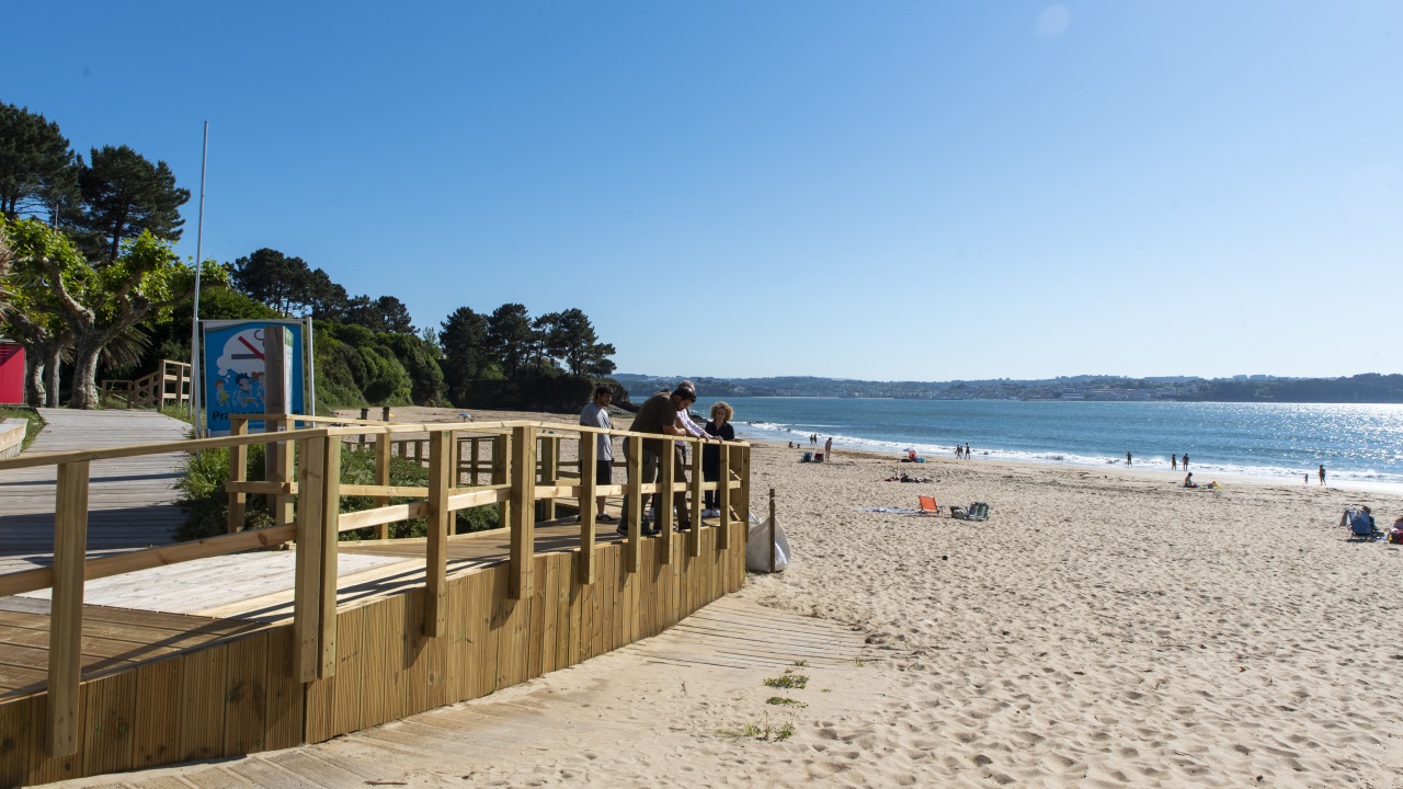 La playa de Perbes ya cuenta con una nueva pasarela