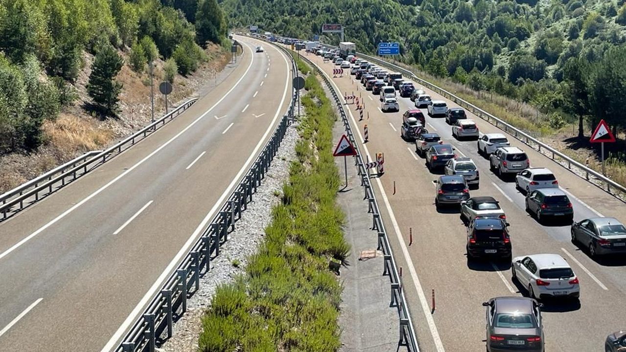 Así sufrieron las familias el atasco de la A-6 en Pedrafita el domingo ...