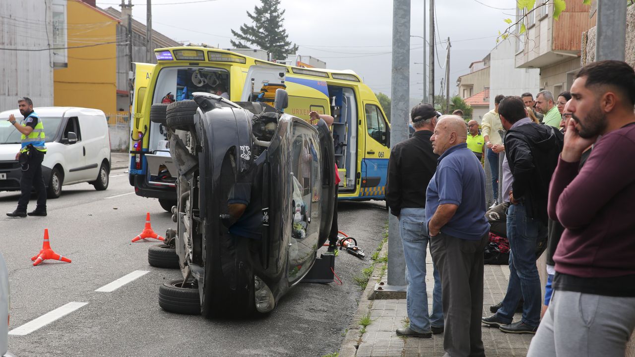 Dos heridos y un coche volcado en un accidente en Cambados