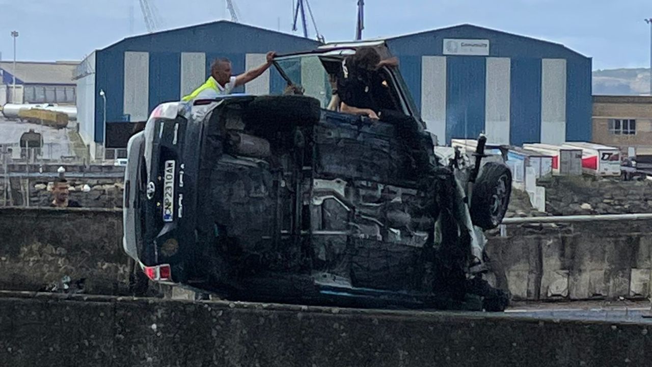 Un policía, herido al volcar el coche patrulla en la autovía de Marín