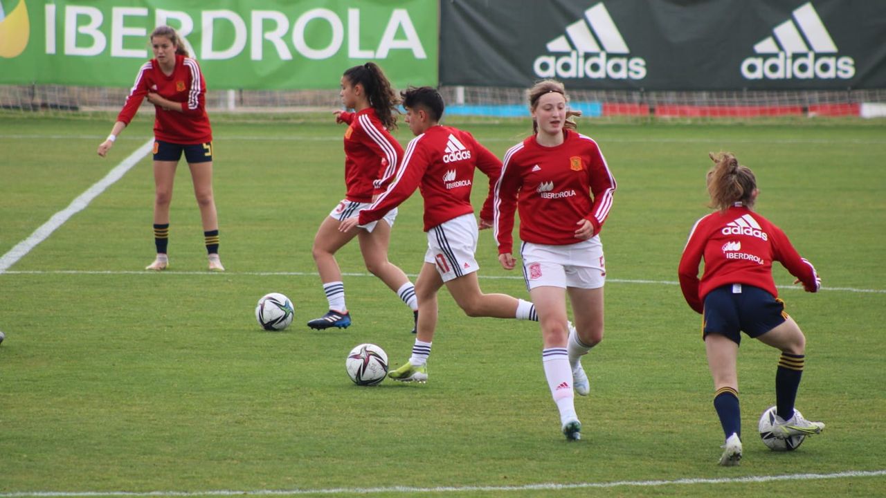 Media hora para Elena Vázquez en su debut con la selección española sub 17