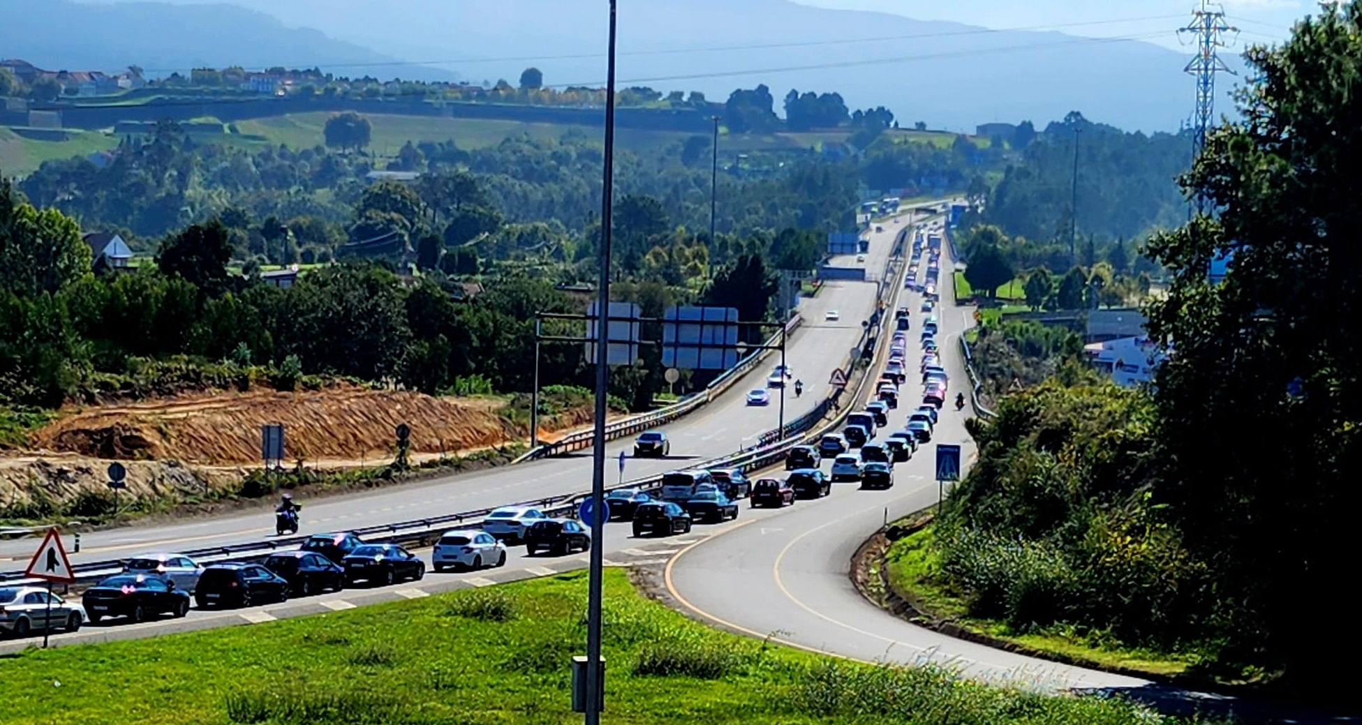 Miles de gallegos colapsan la frontera para disfrutar de la jornada ...