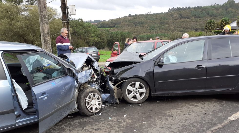 Cuatro heridos en el choque de tres automóviles en Trazo