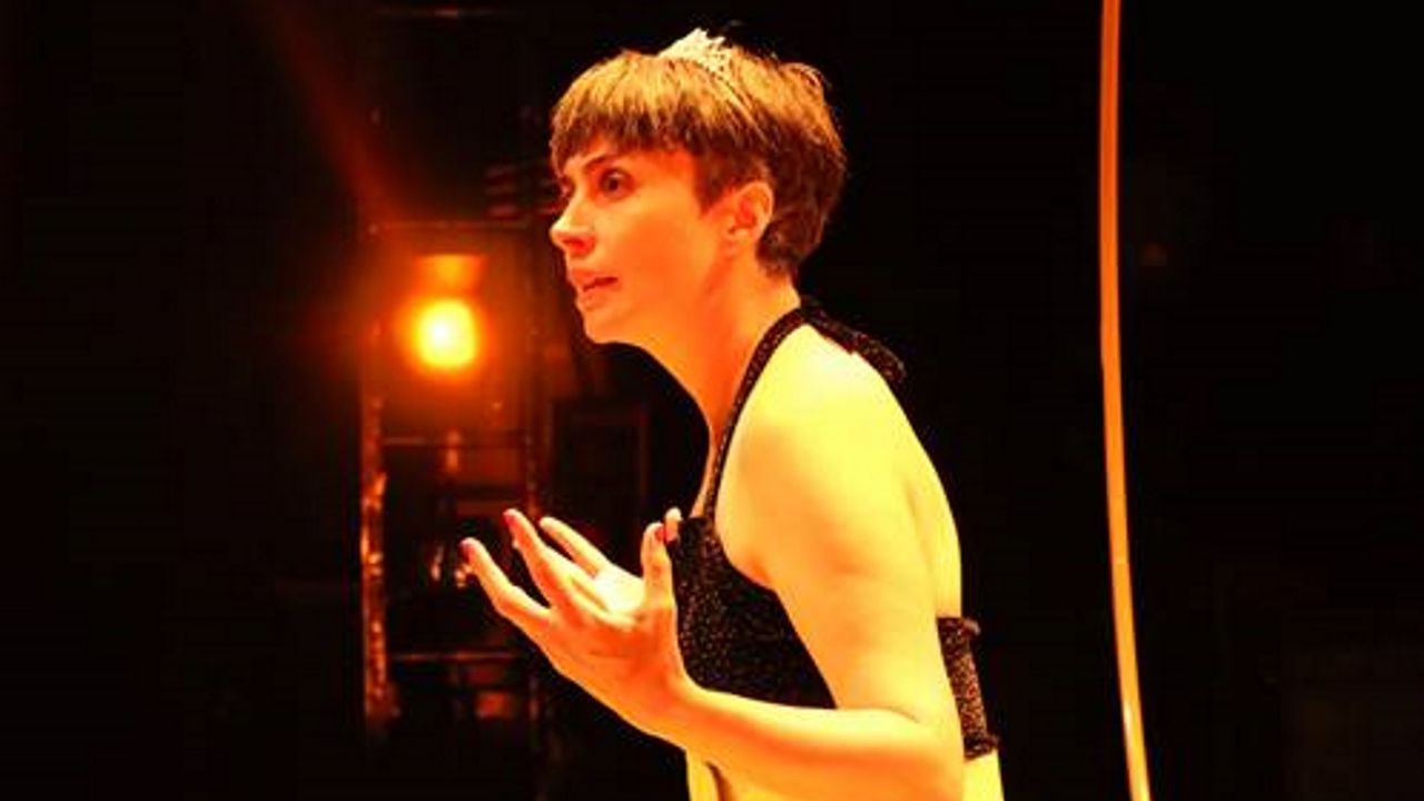 Iria Pinheiro interpreta a Miss Docet