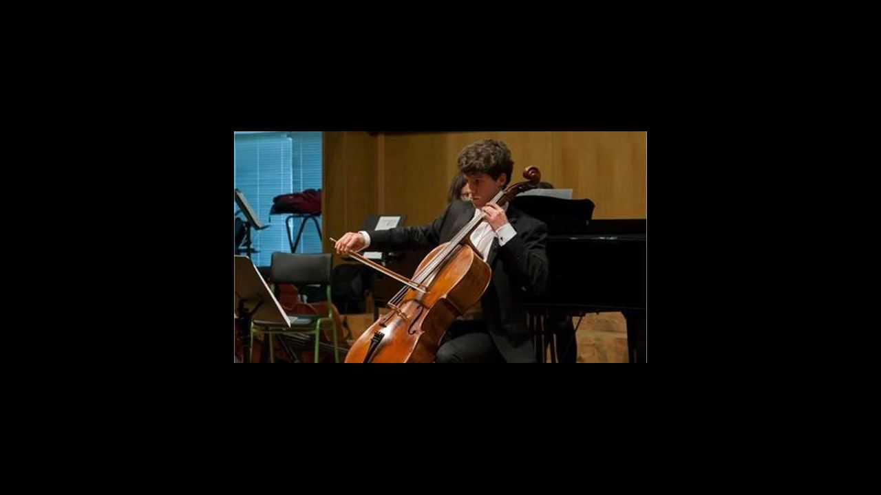 Un integrante de la Artística de Merza, en la Real Filharmonía