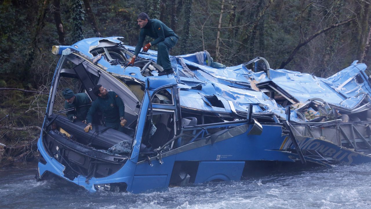 Logran izar el autobús que se precipitó al Lérez en Nochebuena