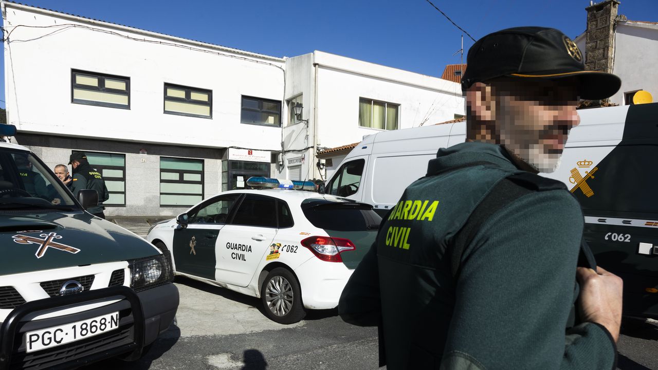 Amplio despliegue de la Guardia Civil junto al Registro de la Propiedad