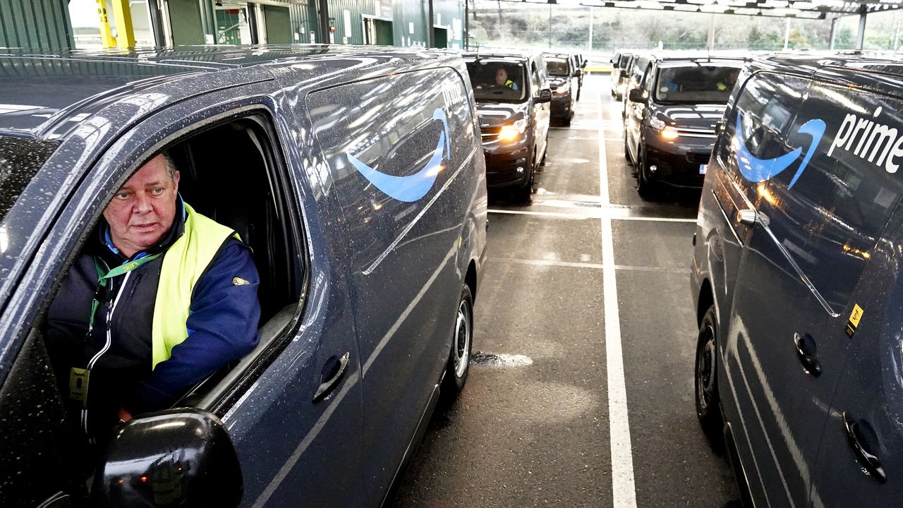 Salida de furgonetas de reparto de Amazon Logistics en O Porriño