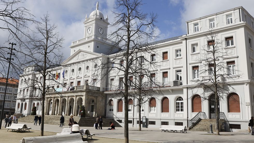 El Ayuntamiento de Ferrol completa su metamorfosis ocho meses después