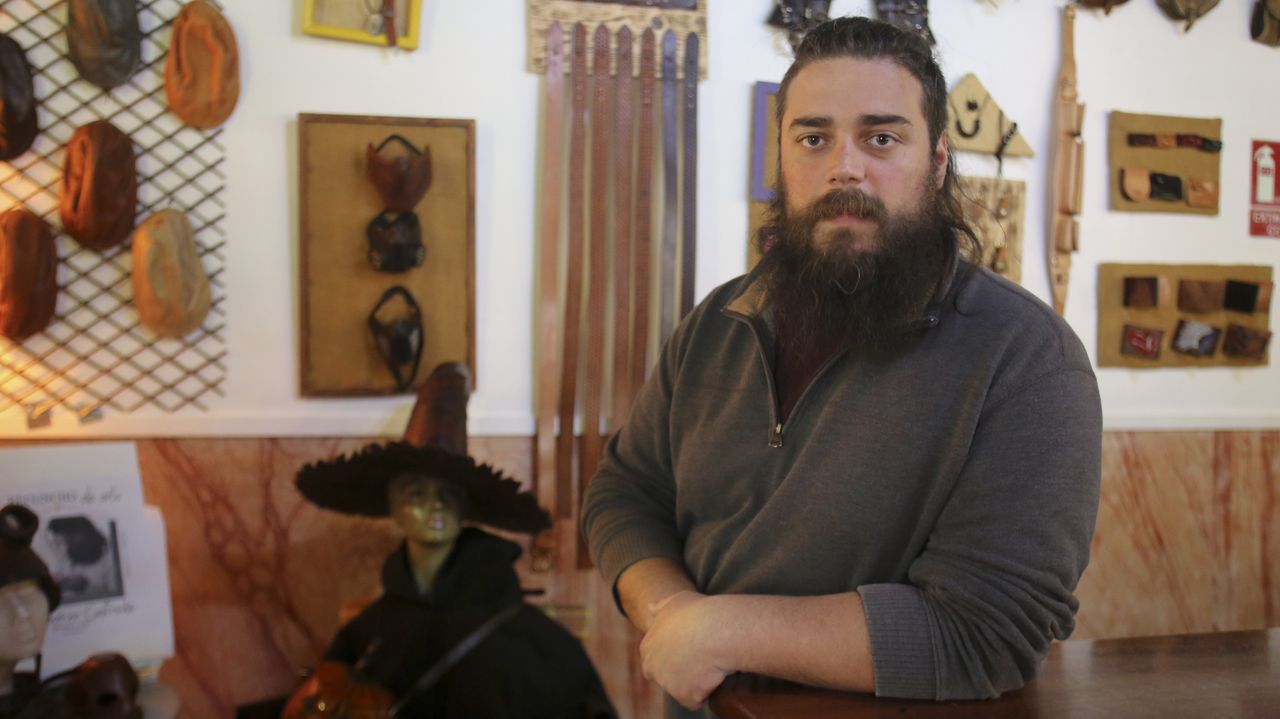 Christopher Castrodá, artesano del cuero: «No se valora lo hecho a mano ...