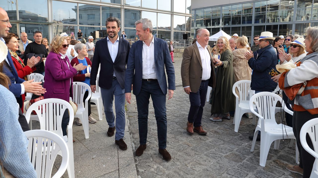 Alfonso Rueda transforma el lema del PSOE: «A Coruña avanza por sí sola»