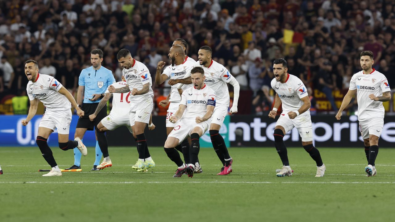 El Sevilla, siete veces campeón de la Liga Europa tras ganar al Roma en los penaltis