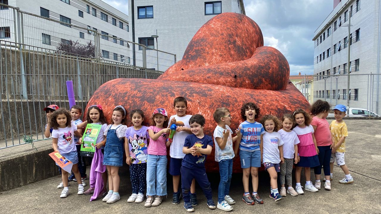 La caca gigante de Vilagarcía, modelo de campaña en Santiago