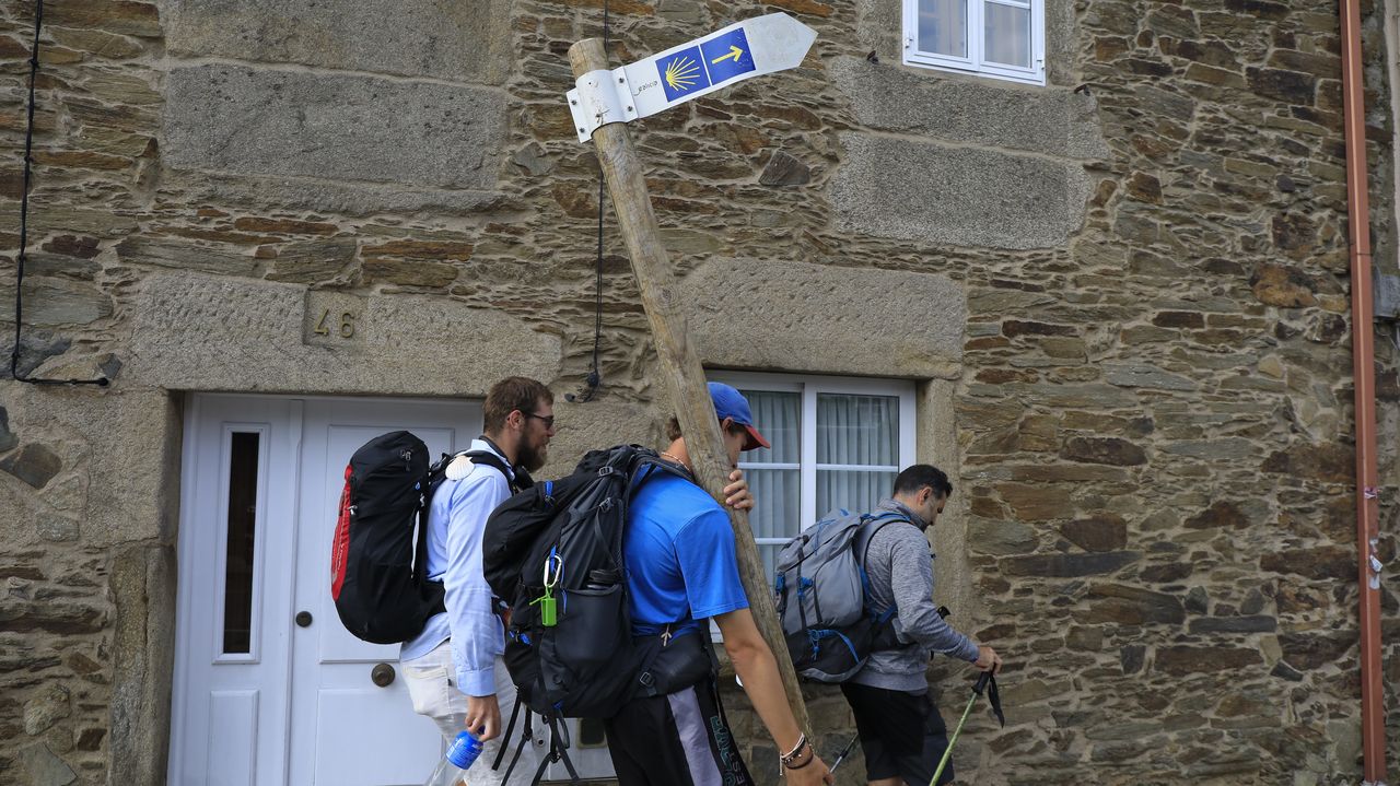 Un peregrino llega a Santiago cargando una señal indicativa del Camino ...