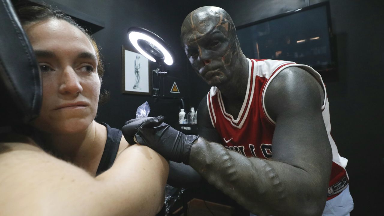 Ya está en Ribadeo Black Alien, el hombre que transforma su cuerpo para ...