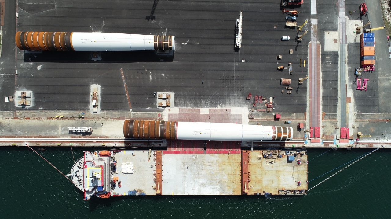 Windar carga los primeros monopiles fabricados en la nueva planta de Fene