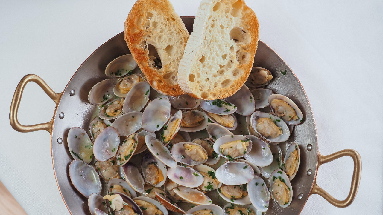 Almejas al ajillo: el clásico y sencillo siempre sabe bien