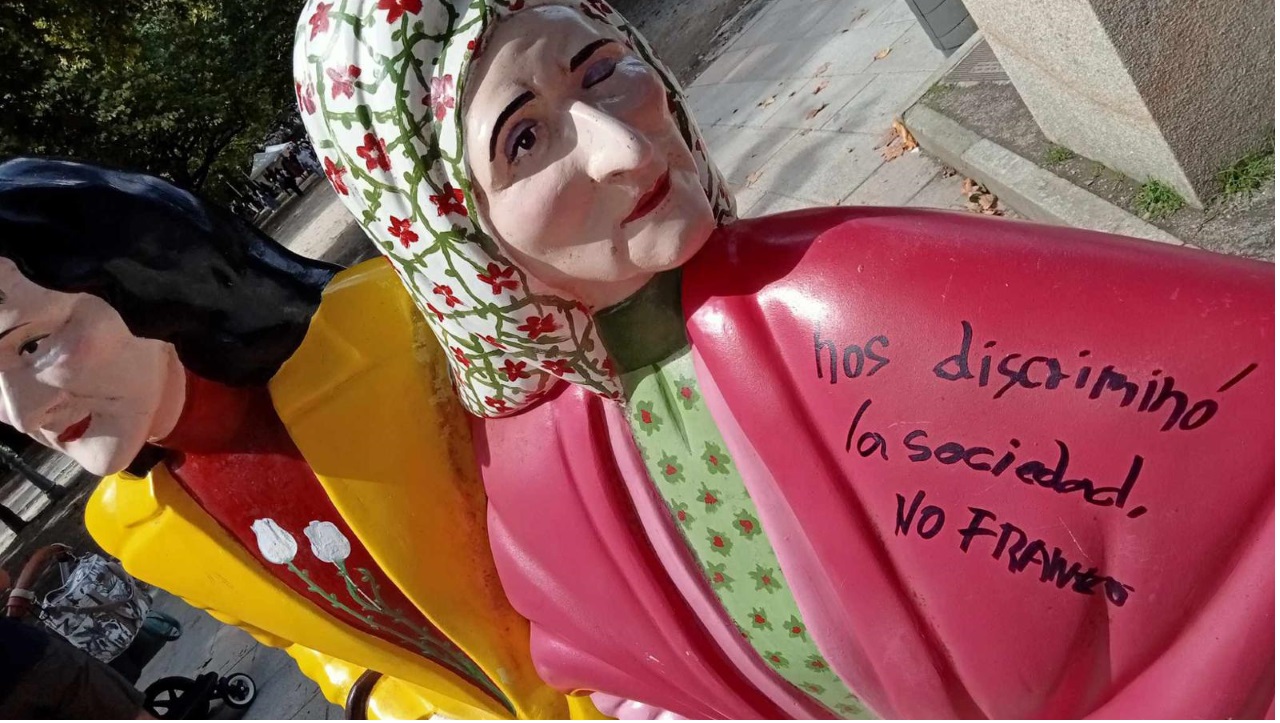 El enésimo e indignante ataque a la escultura de As Marías en Santiago ...