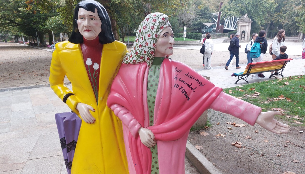 El enésimo e indignante ataque a la escultura de As Marías en Santiago ...