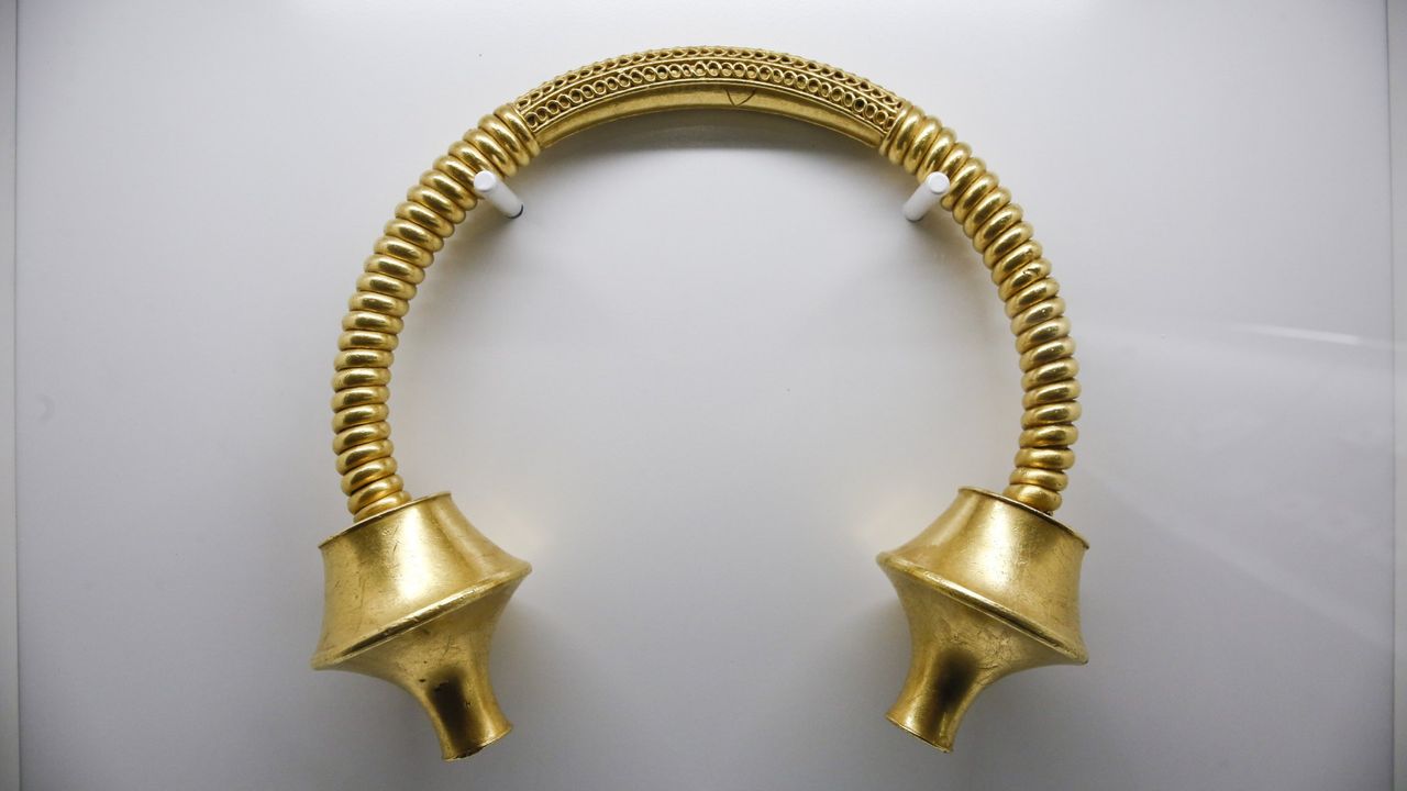 Aparecen dos torques de oro de la Edad de Hierro, como el de Burela, en ...