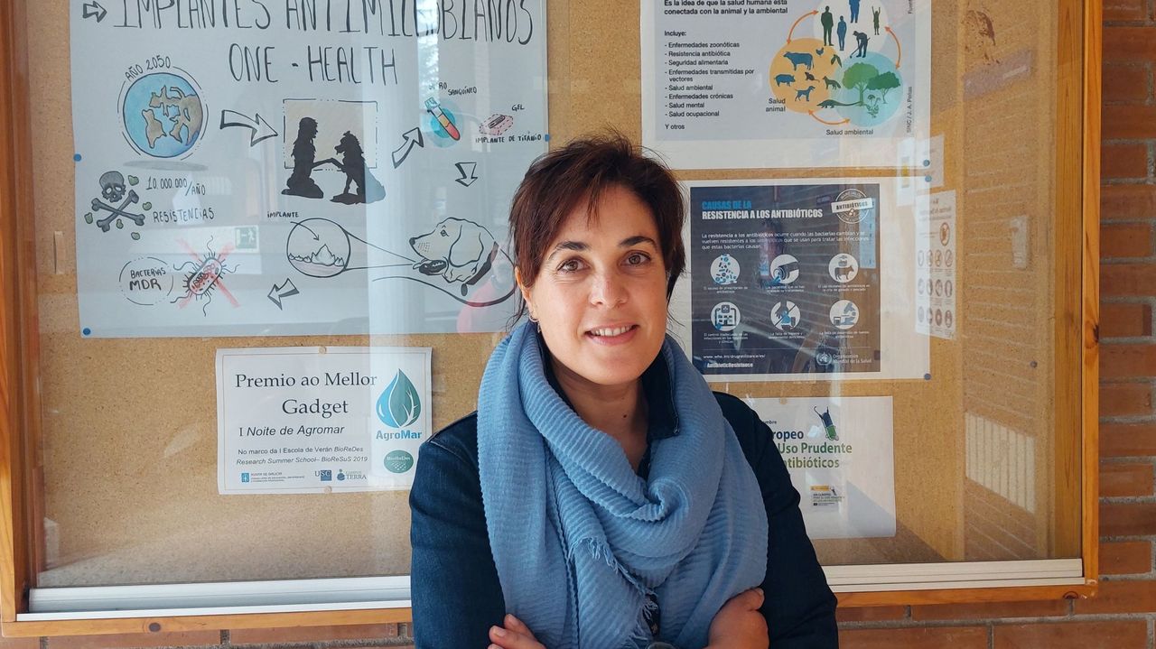 Azucena Mora habla a escolares sobre las bacterias