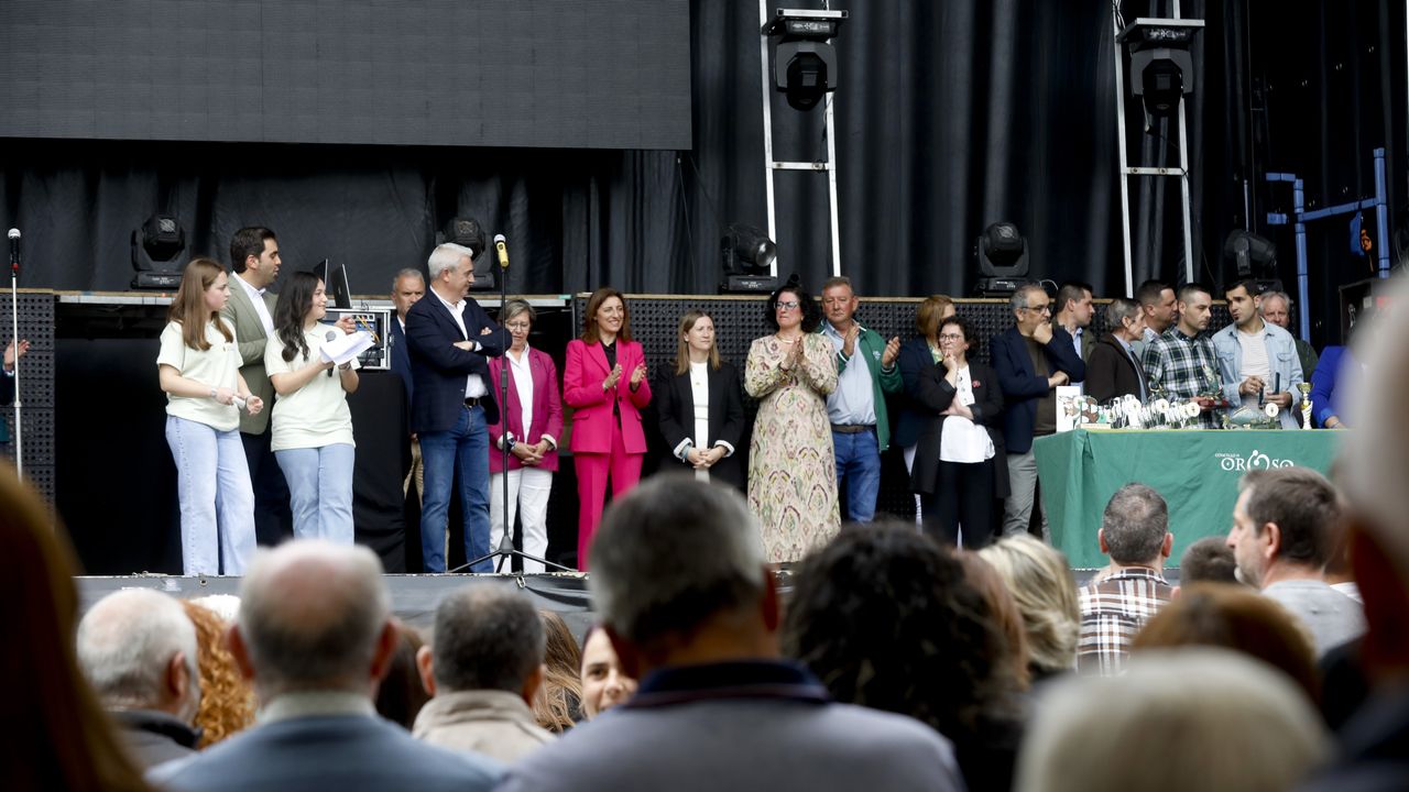 Alumnado del IES de Oroso despierta las sonrisas y aplausos del público